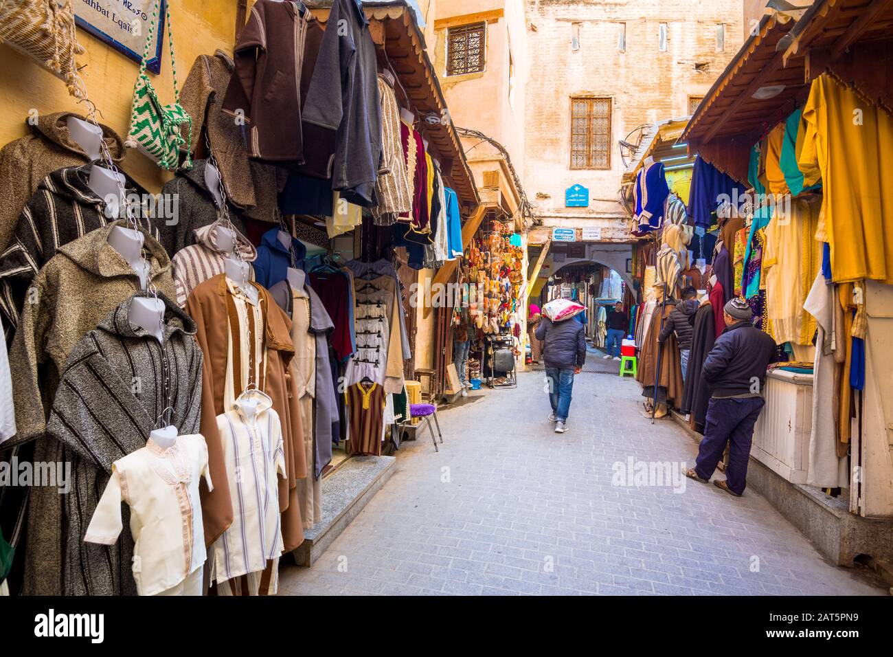 Marokkanischer Markt (Souk) in der Altstadt (Medina) von Fes, Marokko ...