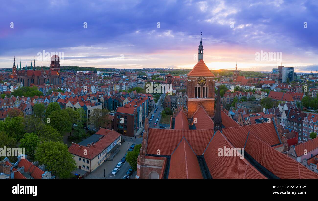 Luftbild auf dem Dach der Kirche und eines Teils der Altstadt in Danzig ...