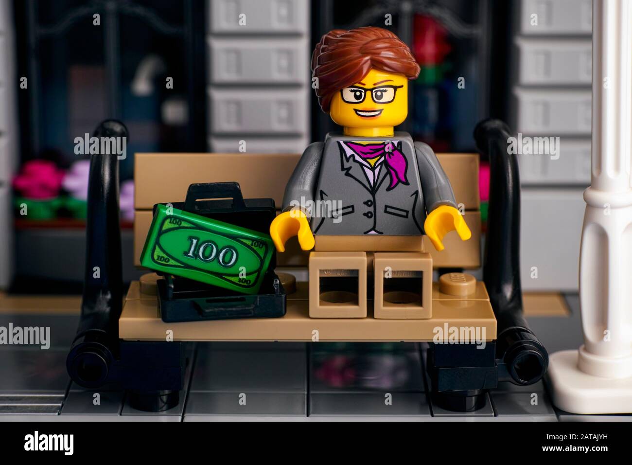 Lego minifigure businesswoman suitcase -Fotos und -Bildmaterial in ...