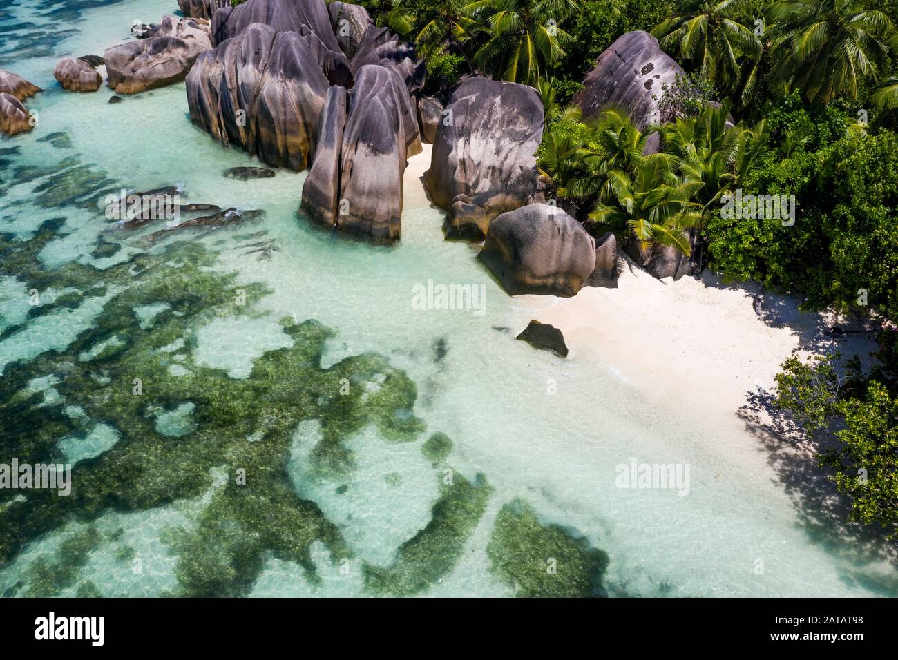 Schöner Strand mit weißem Sand auf einer tropischen Insel auf den ...