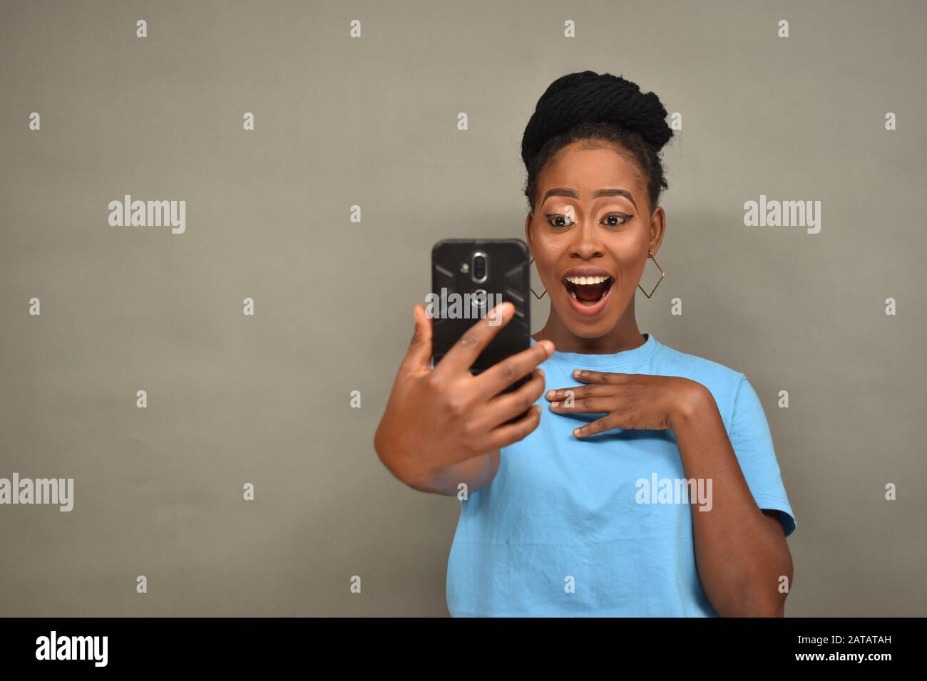 Schwarze Frau Am Telefon Stockfotos und -bilder Kaufen - Alamy