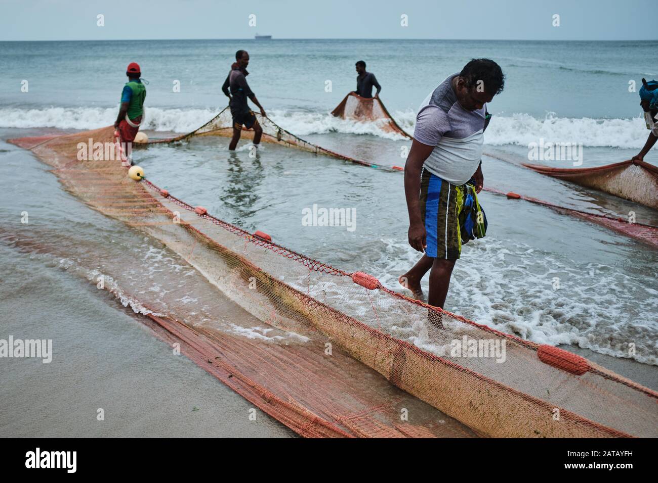 Fische am strand fangen -Fotos und -Bildmaterial in hoher Auflösung – Alamy