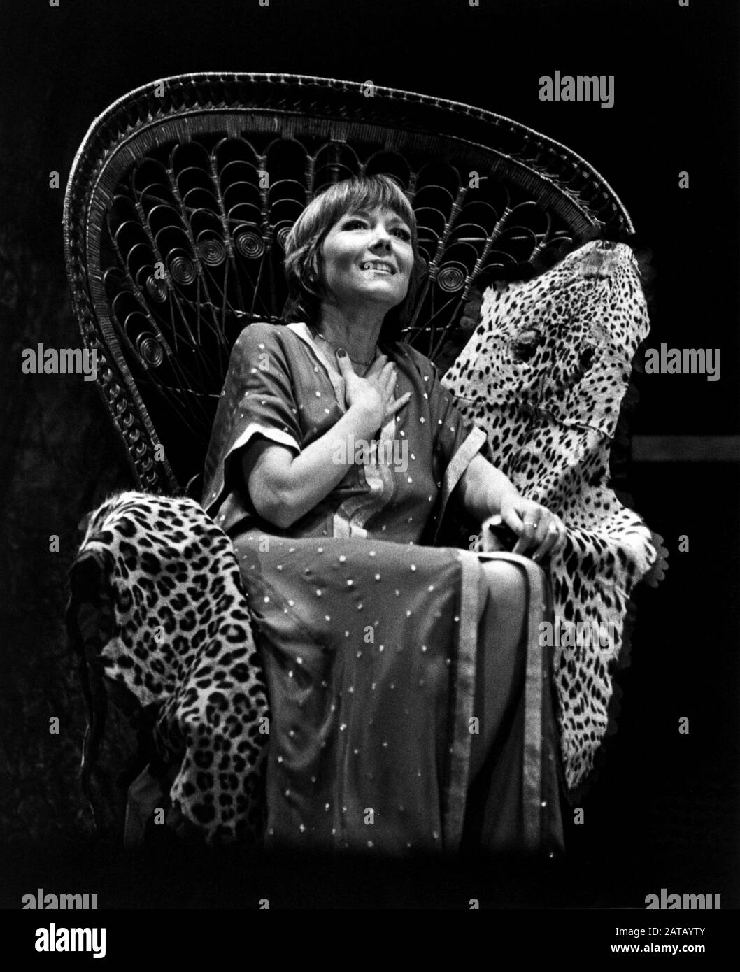 Diana Rigg (als Ruth Carson) in NACHT UND TAG von Tom Stoppard unter ...