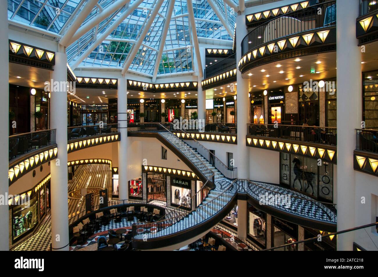Ansichten innerhalb galeries lafayette kaufhaus -Fotos und ...