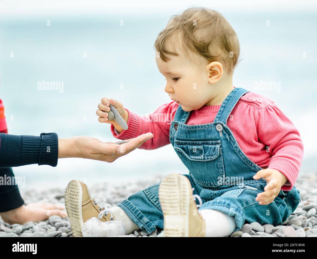 Mutter kind hand in hand -Fotos und -Bildmaterial in hoher Auflösung ...