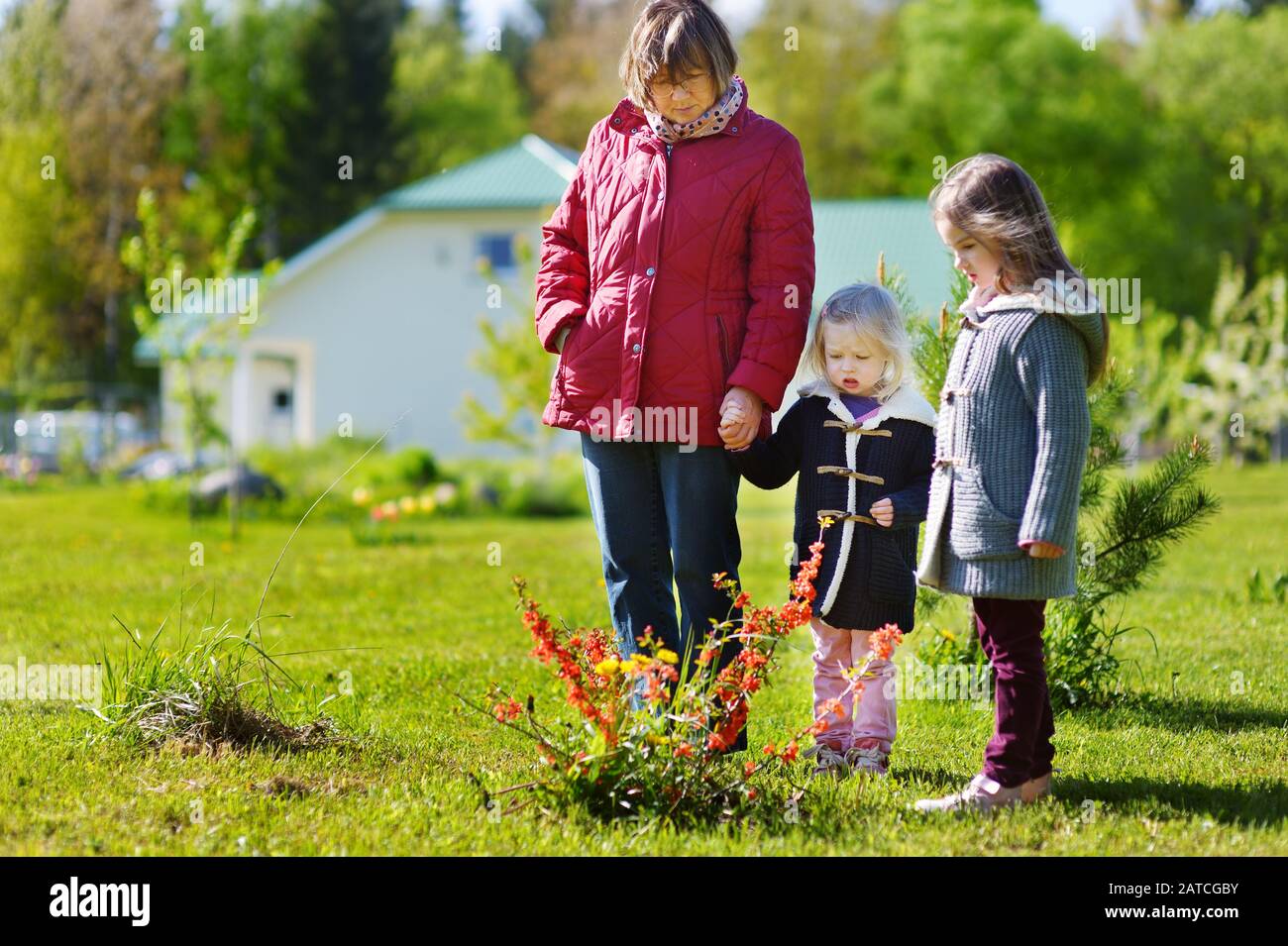 Kinder helfen im haushalt -Fotos und -Bildmaterial in hoher Auflösung – Alamy