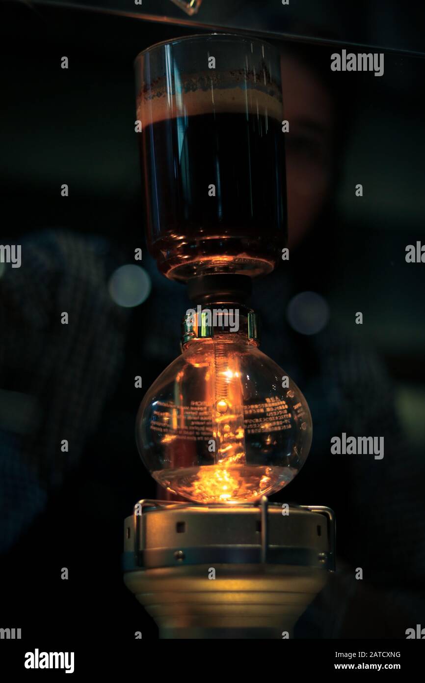 Syphon coffee -Fotos und -Bildmaterial in hoher Auflösung – Alamy