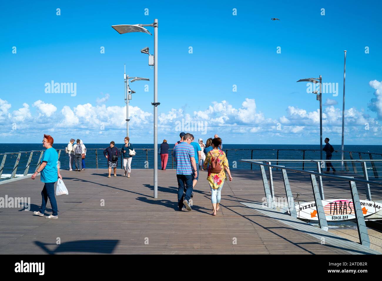 Touristen auf einer Aussichtsplattform am Strand der Ostseeküste in ...