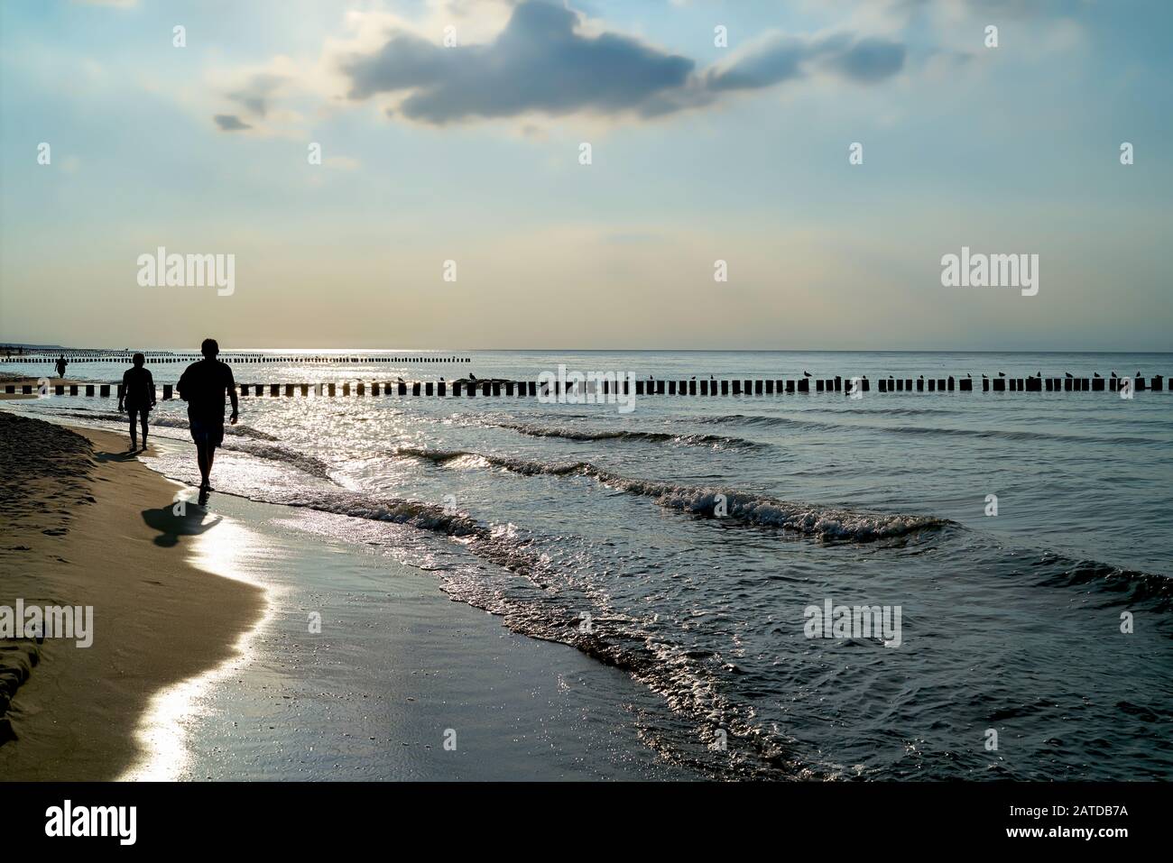 Urlauber am Ostseestrand bei Rewal in Polen im Rücklicht ...