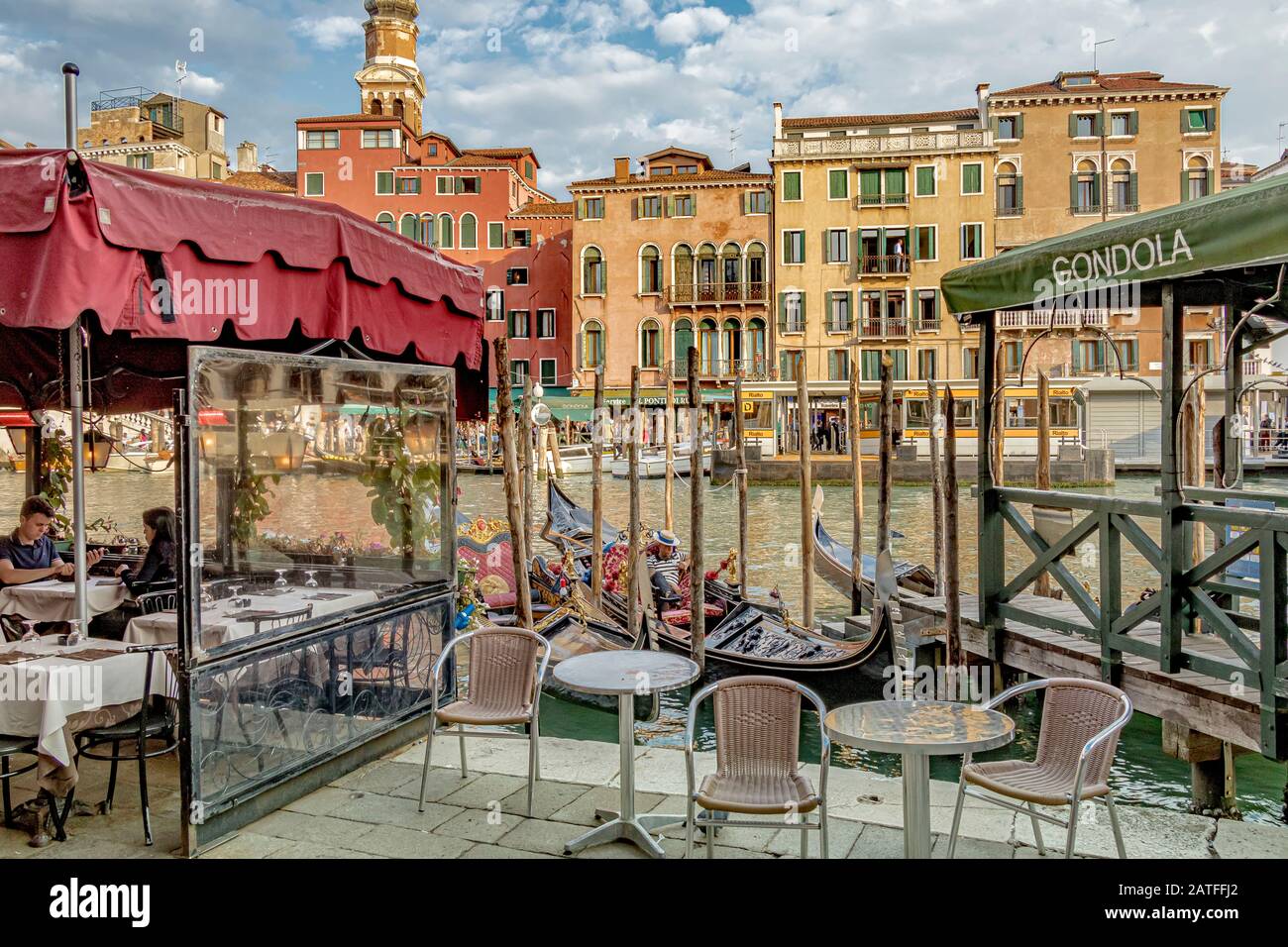 Paar in der gondel -Fotos und -Bildmaterial in hoher Auflösung – Alamy