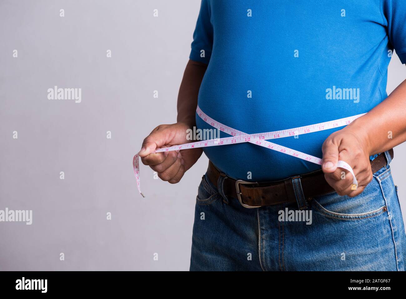 Tight shirt stomach -Fotos und -Bildmaterial in hoher Auflösung – Alamy