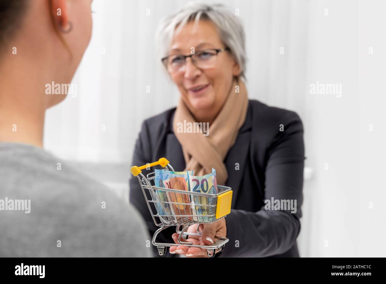 Spende zwischen zwei Frauen, Partnerschaft mit Geldgeschenk, Trolley ...