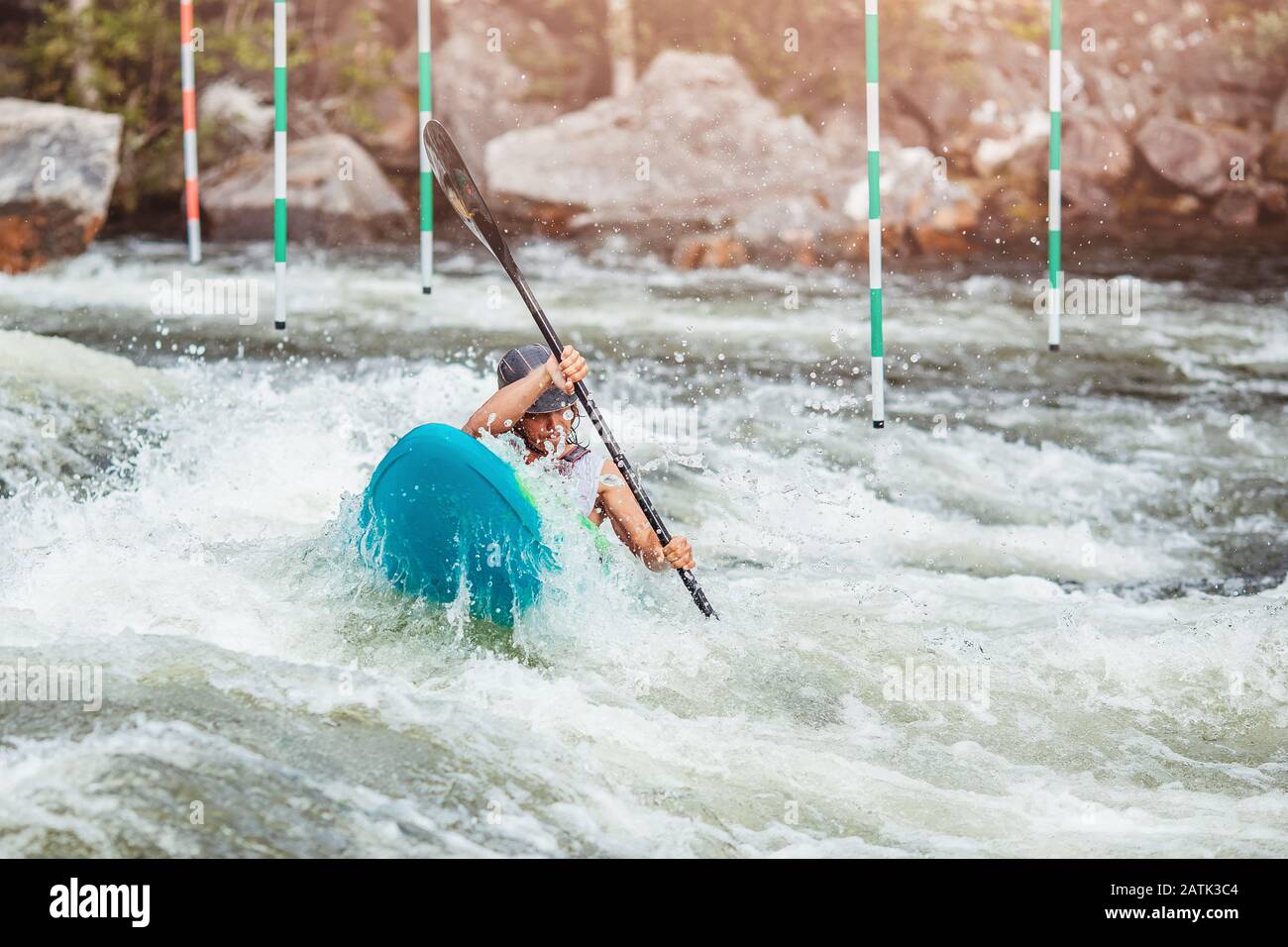 Kerl im Kajak segelt auf dem Gebirgsfluss. Wildwasser-Kajak ...