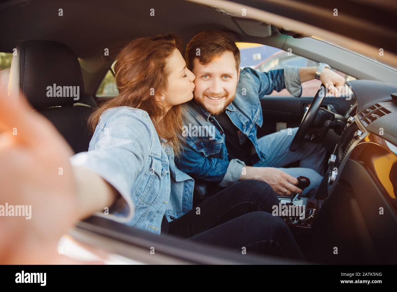 Kuss in auto -Fotos und -Bildmaterial in hoher Auflösung – Alamy