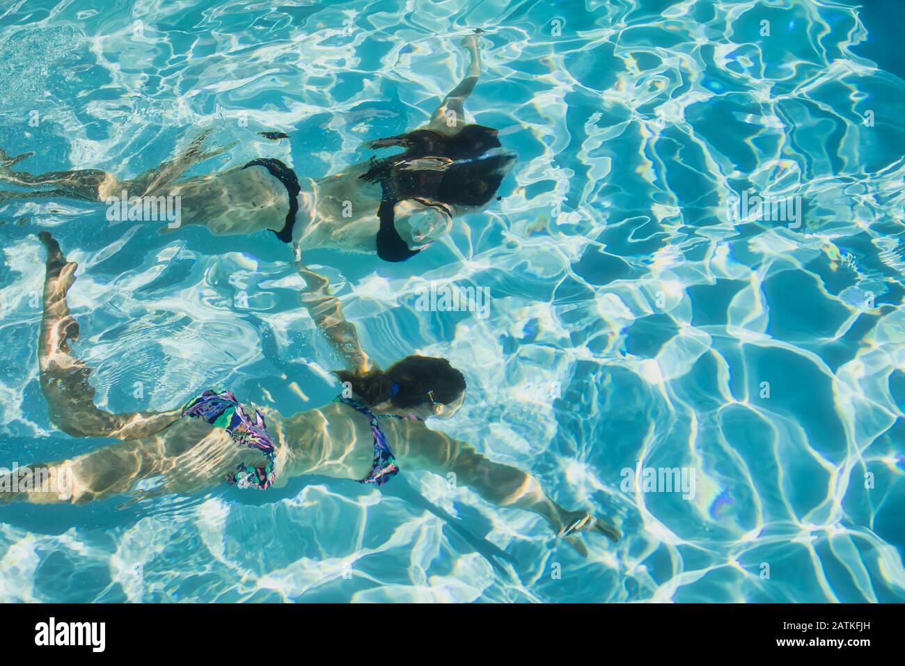 Girls unter wasser in pool -Fotos und -Bildmaterial in hoher Auflösung ...