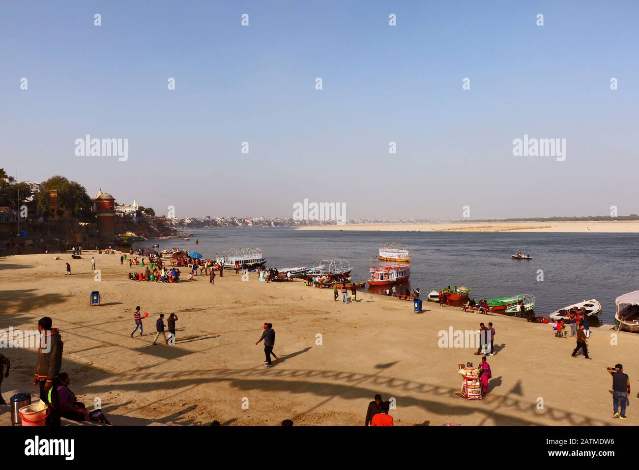 Lange Ansicht des populären Assi Ghat mit mehreren Pilgern, die am ...