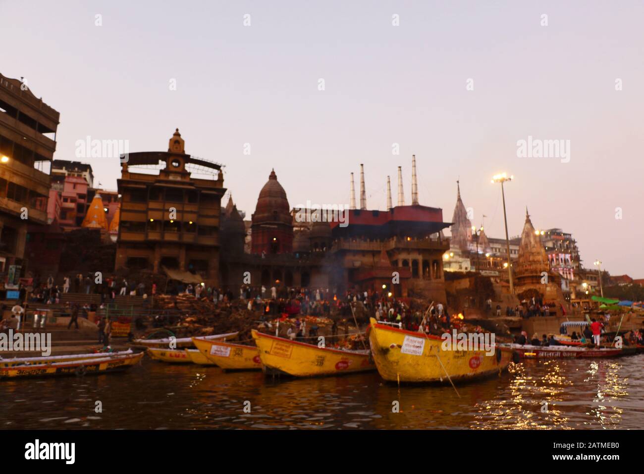 Lange Ansicht des populären Assi Ghat mit mehreren Pilgern, die am ...