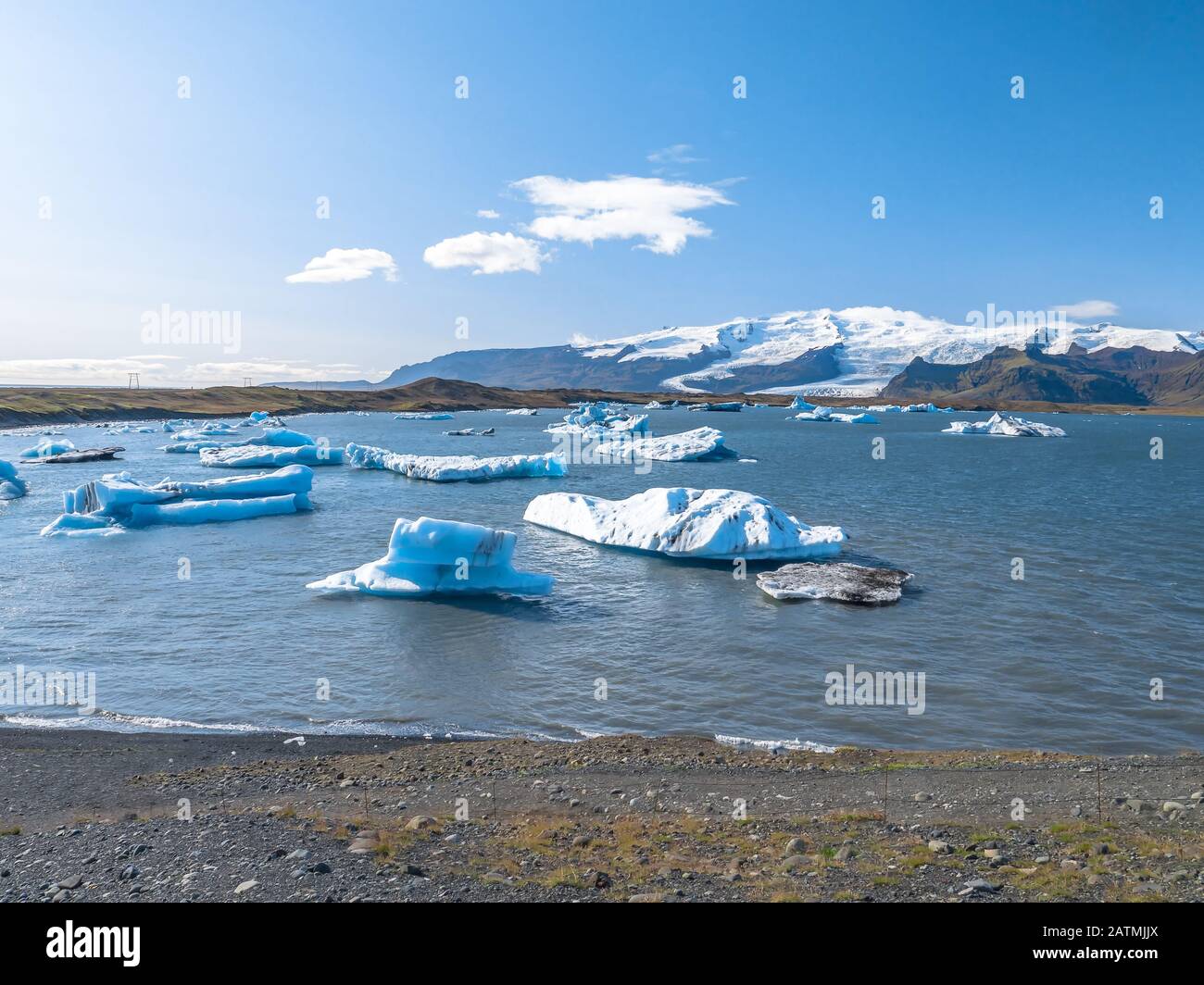 Panorama des Jokulsarlon-Gletschers und der Eisberge, die in der Lagune ...
