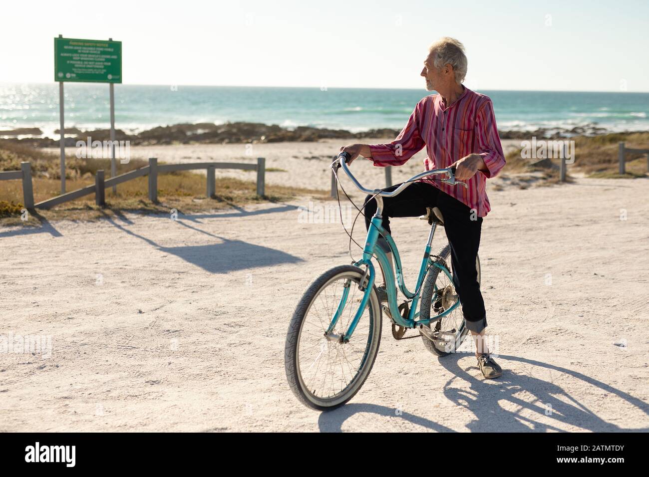 Old man bike -Fotos und -Bildmaterial in hoher Auflösung – Alamy