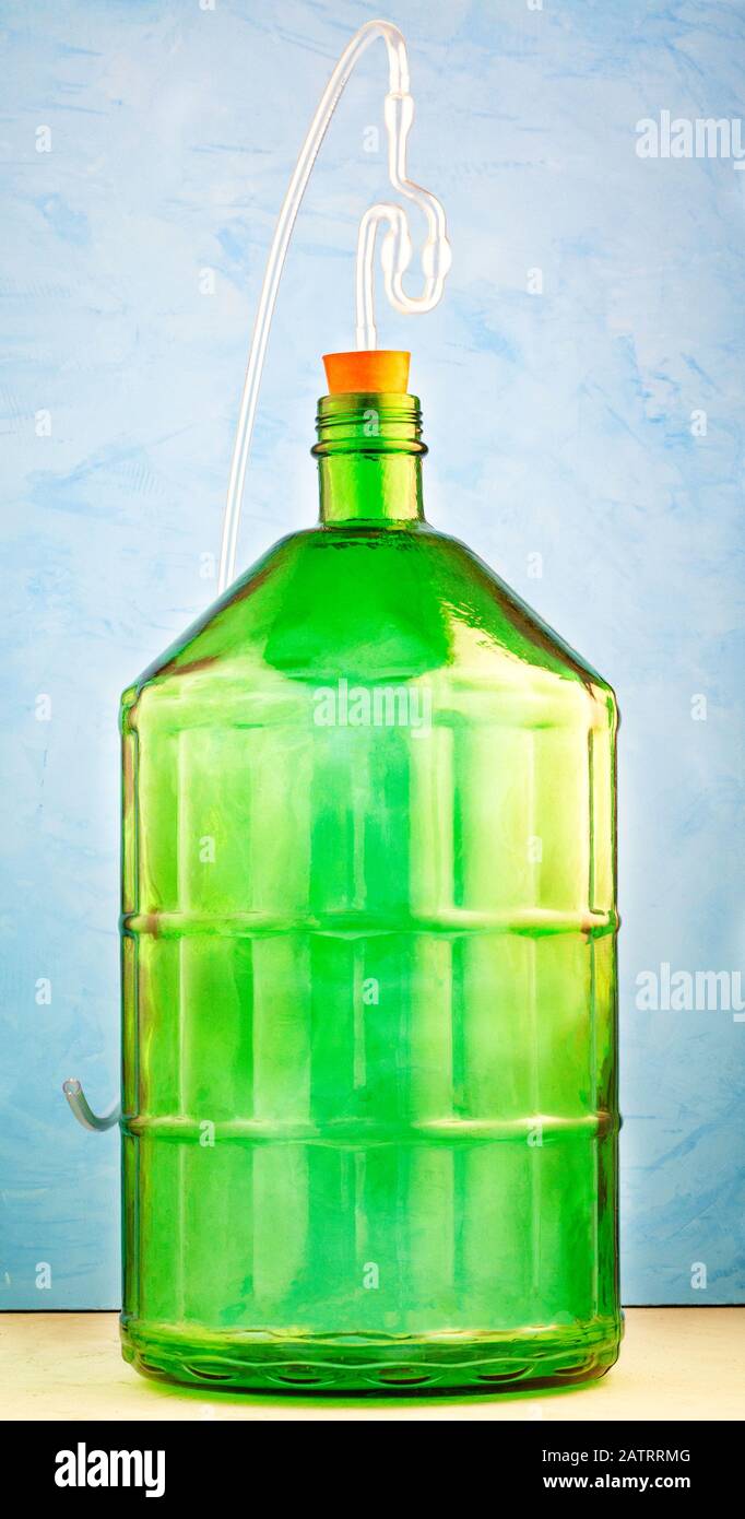 Wasser gallone glas -Fotos und -Bildmaterial in hoher Auflösung – Alamy