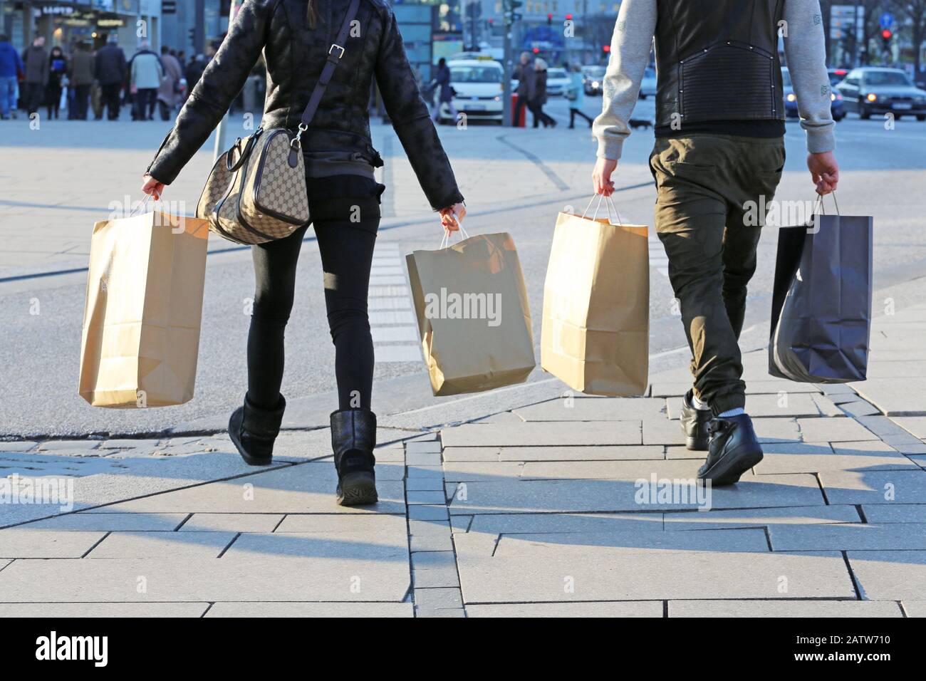 Menschen tragen taschen -Fotos und -Bildmaterial in hoher Auflösung – Alamy