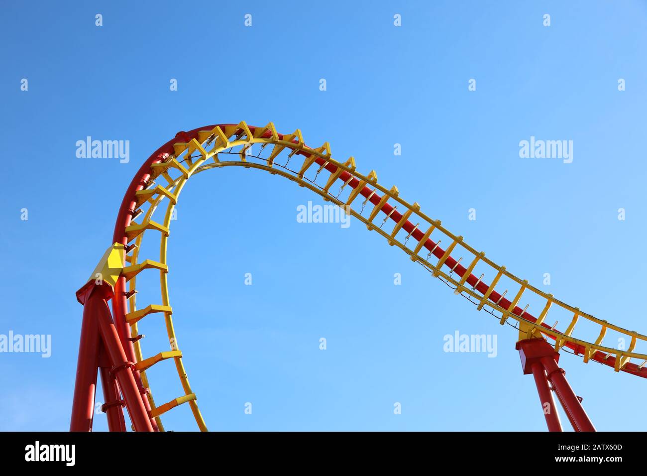 Achterbahn looping -Fotos und -Bildmaterial in hoher Auflösung – Alamy