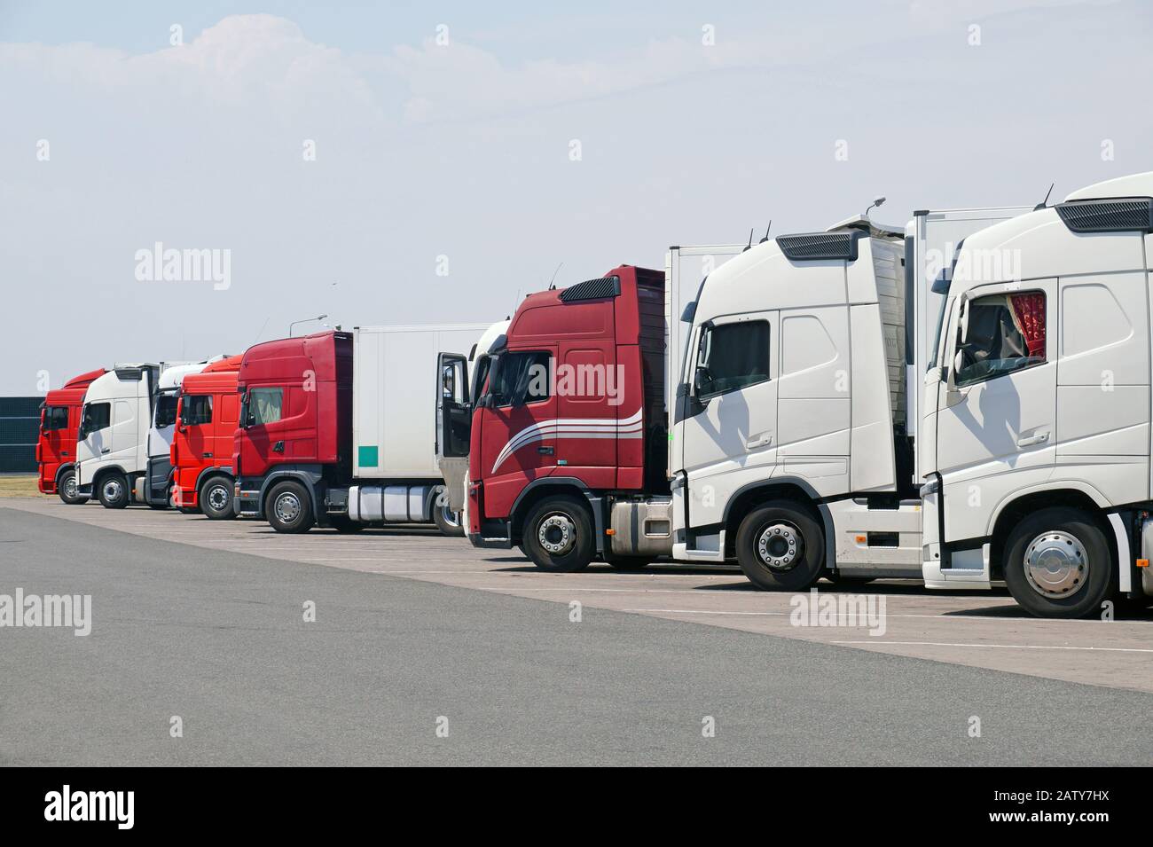 Rastplatz. Verschiedene Lkw-Typen auf dem Parkplatz neben der Autobahn ...