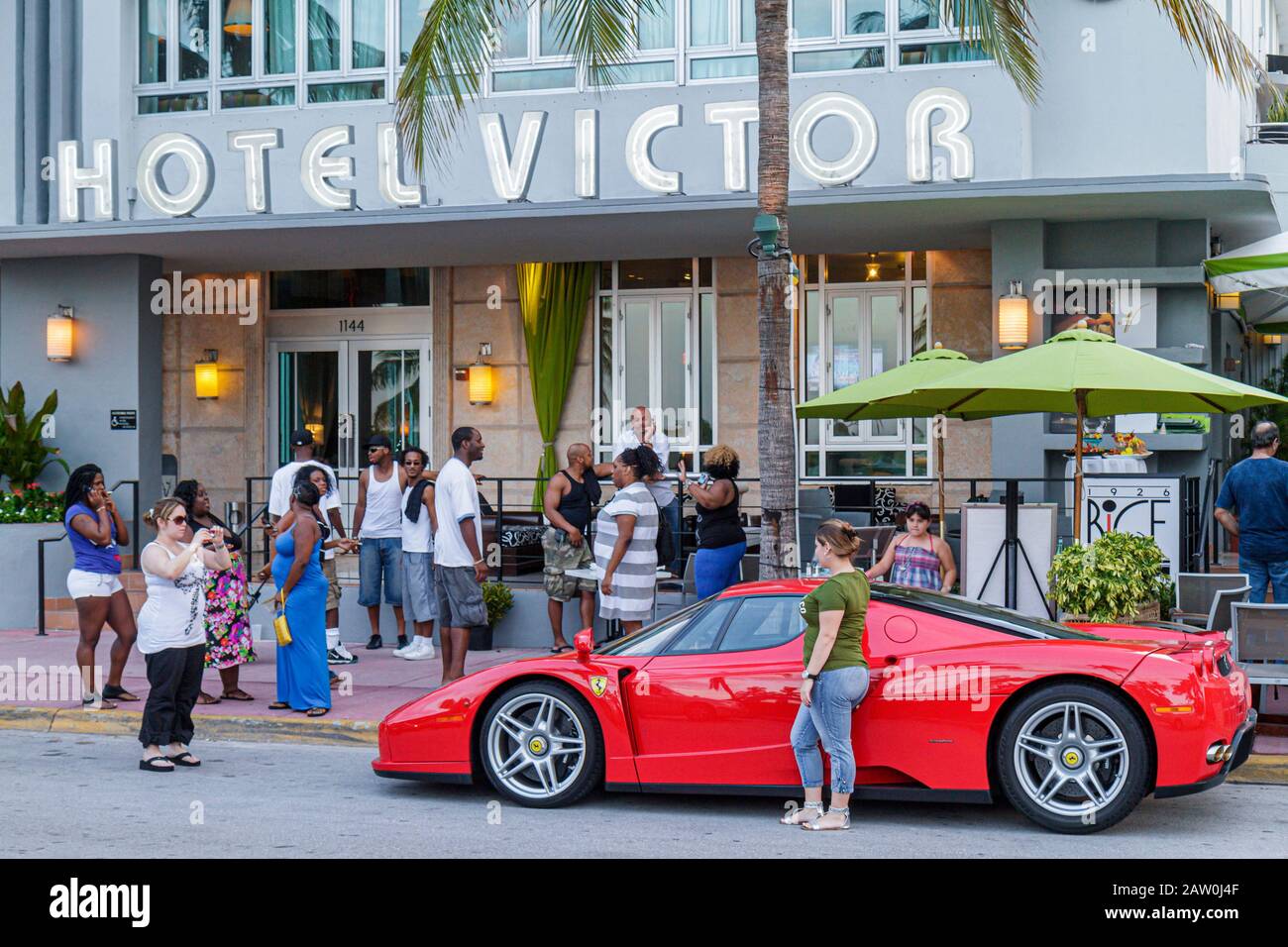 Ferrari pose -Fotos und -Bildmaterial in hoher Auflösung – Alamy