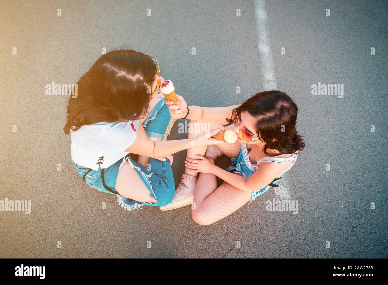 Frauen eis -Fotos und -Bildmaterial in hoher Auflösung – Alamy