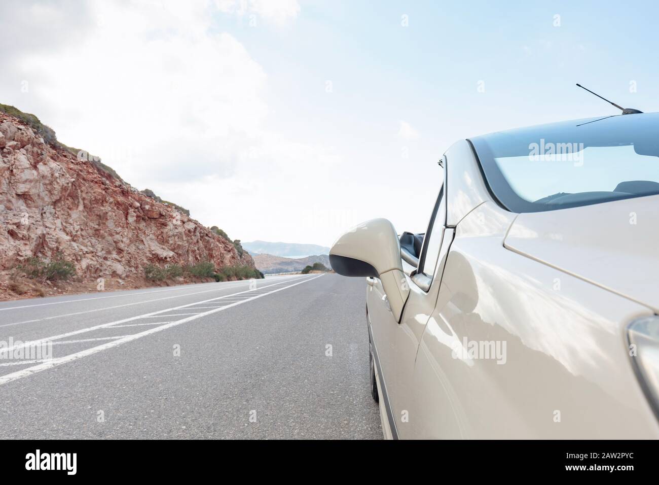 Reisen. Modische Luxus leeres Auto mit offenem Dach ist das Parken auf ...