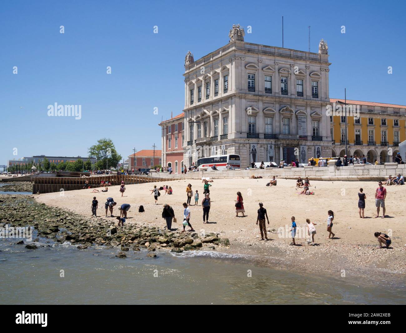 Lisbon city beach -Fotos und -Bildmaterial in hoher Auflösung – Alamy