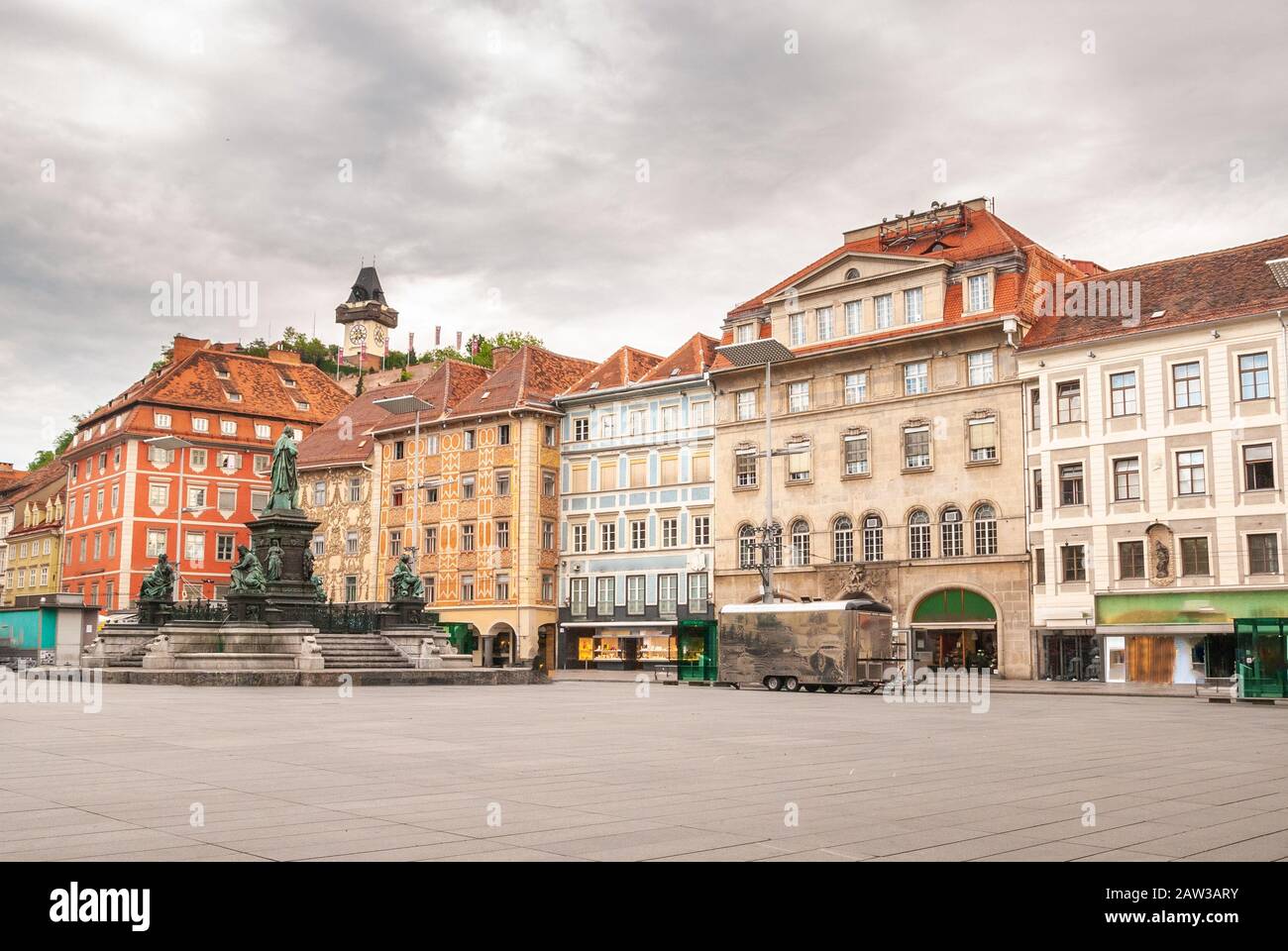 Klassischer Blick auf die historische Stadt Graz mit Hauptplatz und ...