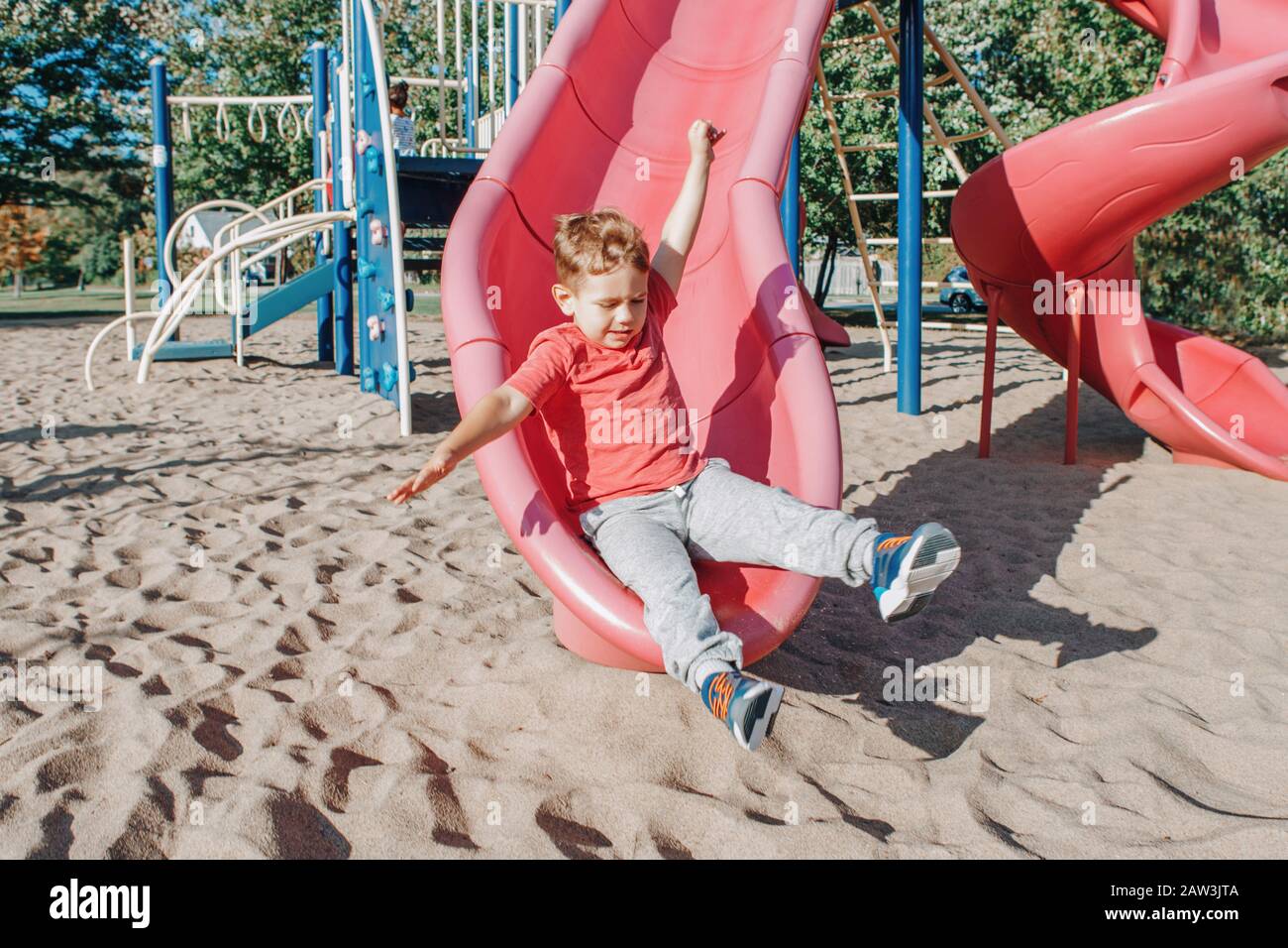 Kinder Haben Spaß Auf Der Rutsche Stockfotos und -bilder Kaufen - Alamy
