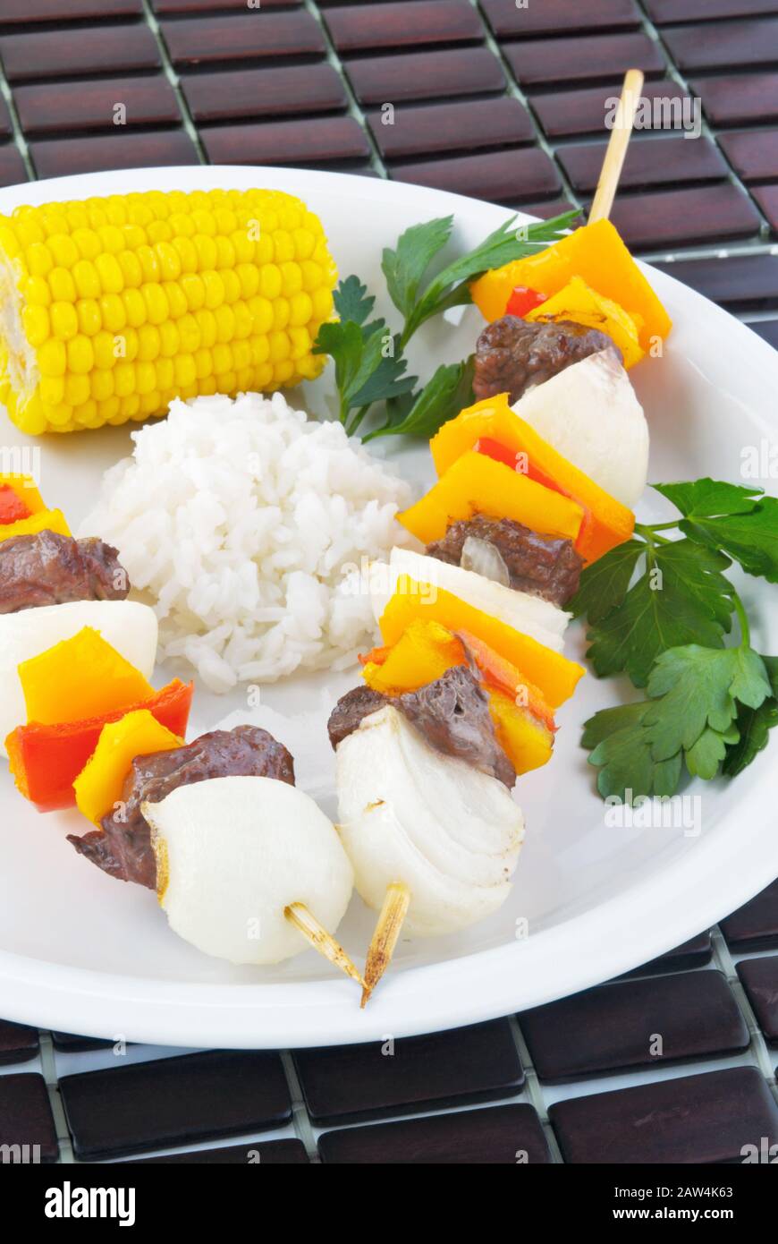 Shish kebab rice -Fotos und -Bildmaterial in hoher Auflösung – Alamy