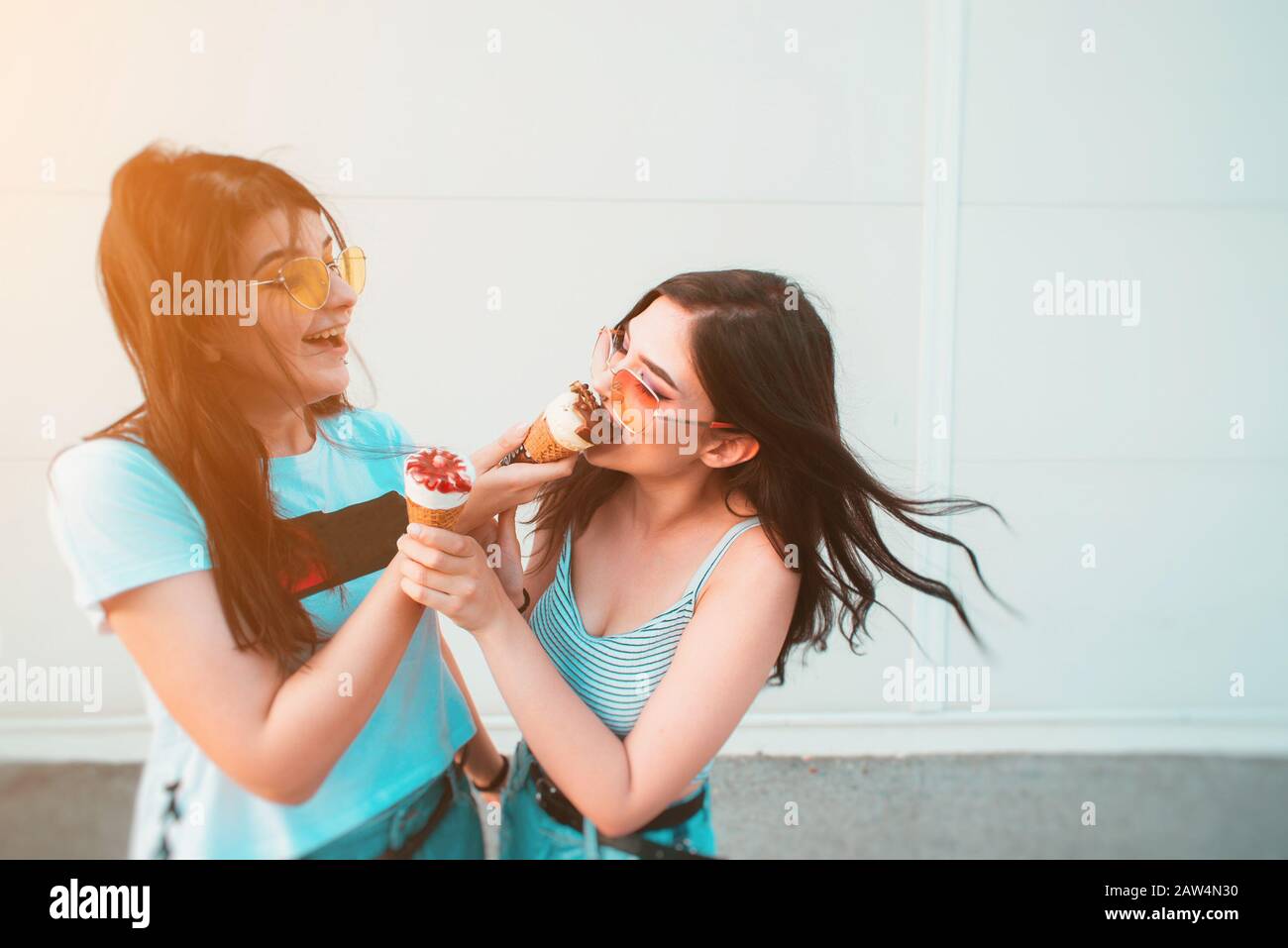 Zwei frauen essen eis -Fotos und -Bildmaterial in hoher Auflösung – Alamy