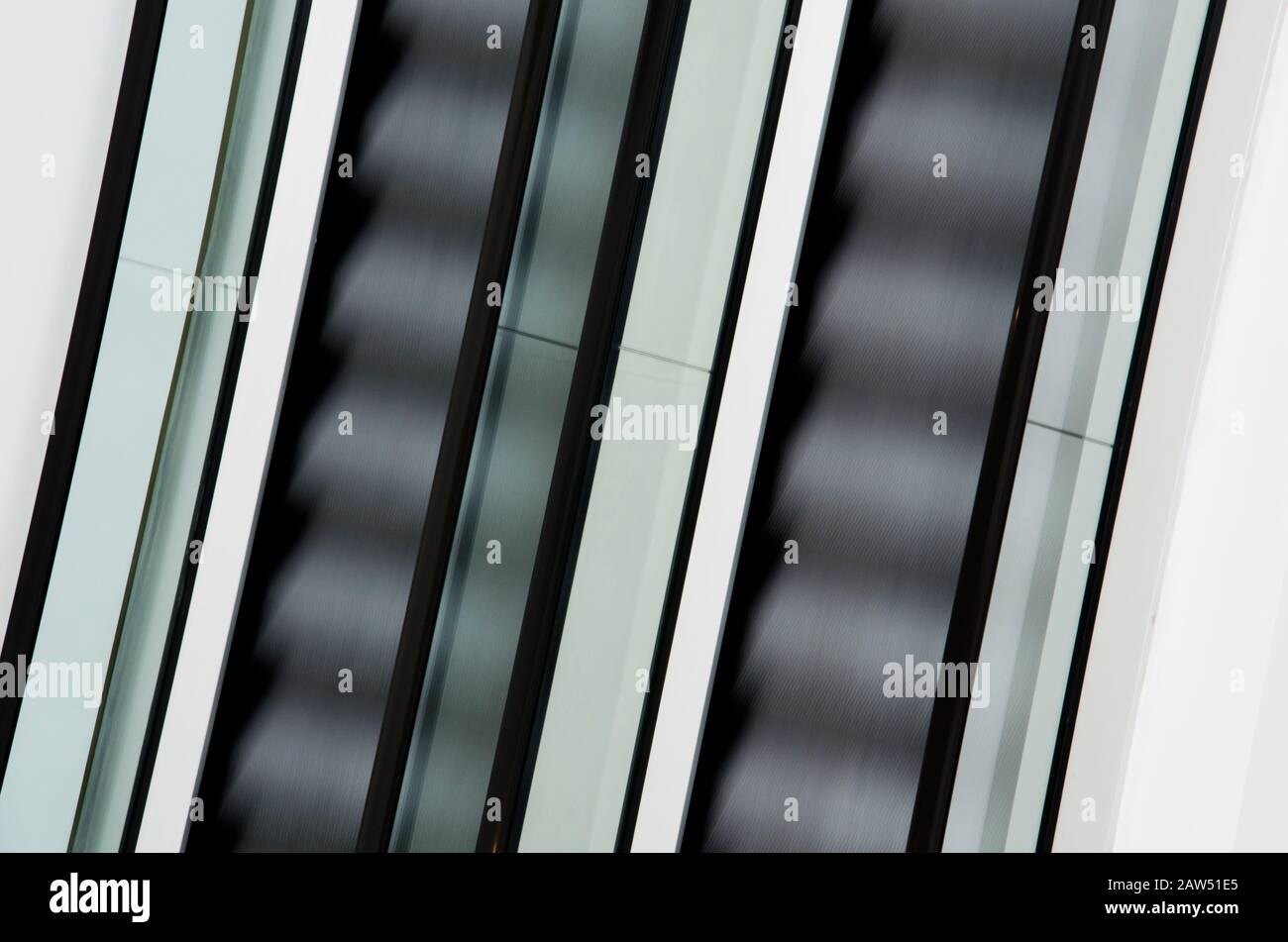 Moderne automatische treppe -Fotos und -Bildmaterial in hoher Auflösung ...