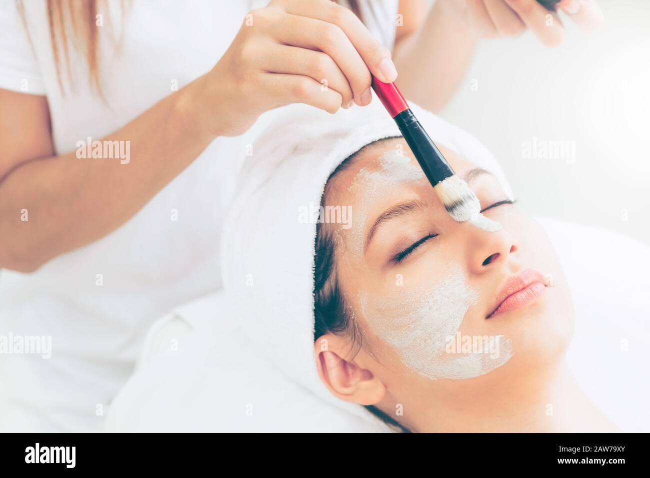 Schöne Frau mit einer kosmetischen Gesichtsbehandlung Peeling ...