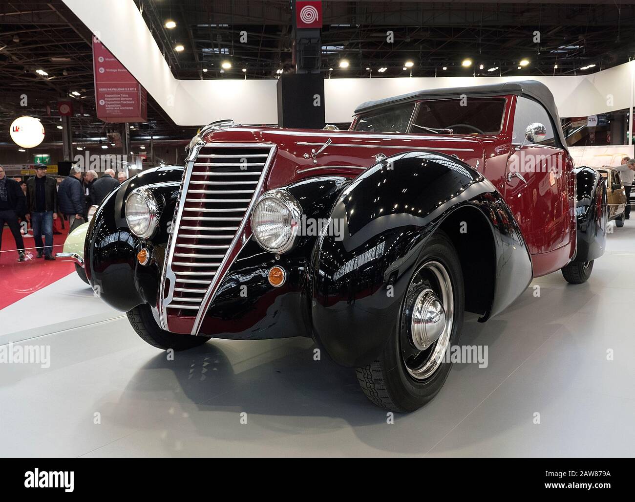 Oldtimer Renault auf der Retromobile Classic Car Show Paris 05/02/2020 ...