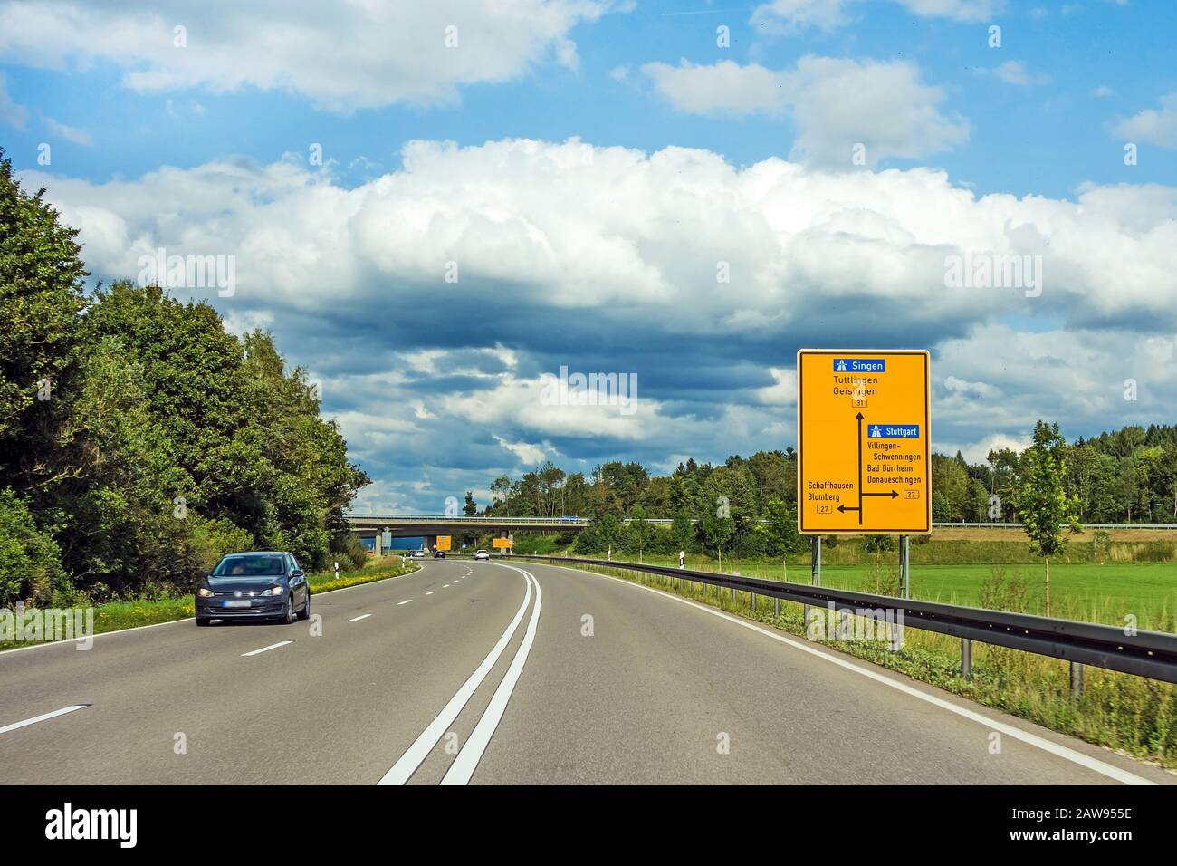 Straßenschild auf der Bundesstraße B 31, die Richtung deutsche Autobahn Richtung Singen und ...