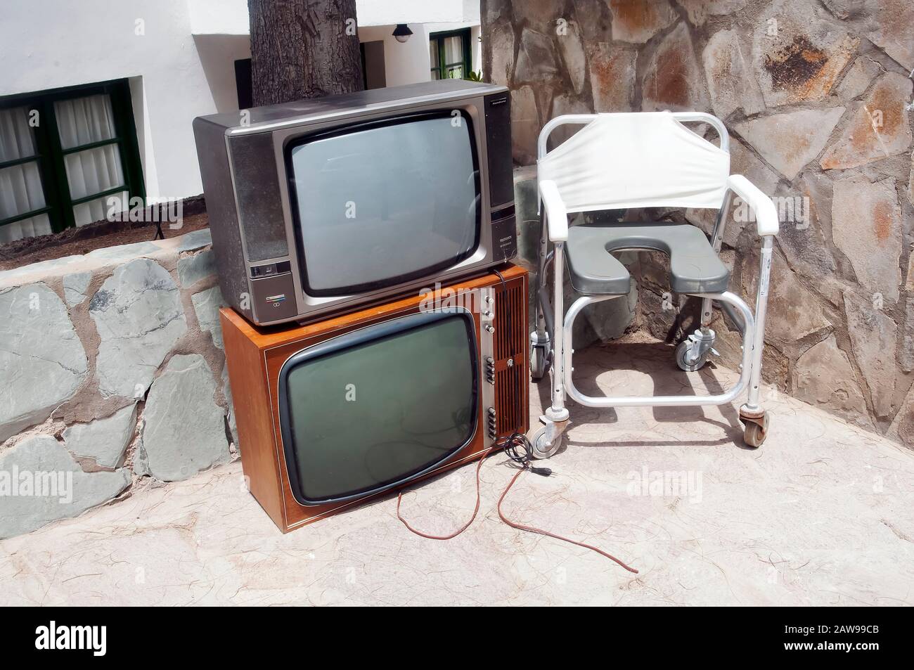 Alter kaputter fernseher -Fotos und -Bildmaterial in hoher Auflösung ...