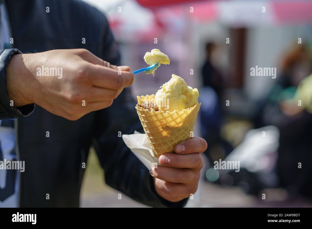 Mann, der ein eis isst -Fotos und -Bildmaterial in hoher Auflösung – Alamy