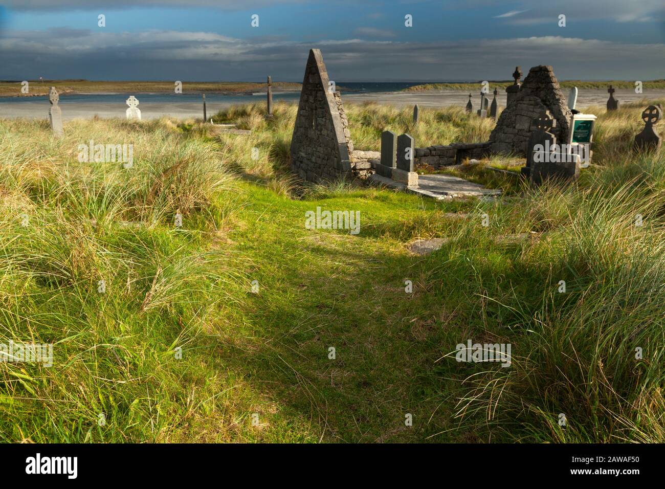 Teaglach-Einne, St. Endas Kirche und Friedhof auf der Insel Inishmore ...