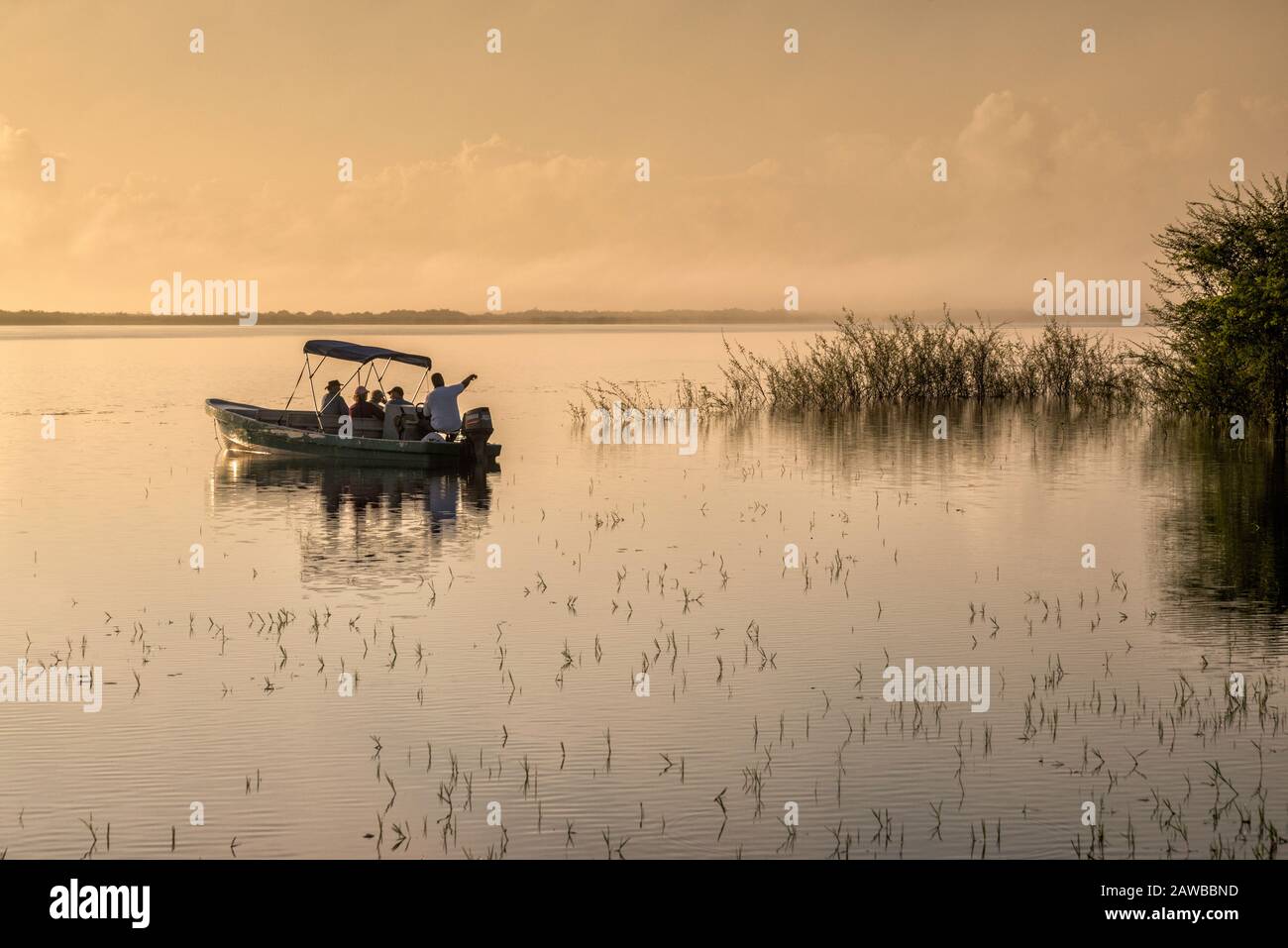 Ausflugsboot in der Hazy Northern Lagoon bei Sonnenaufgang, Crooked ...