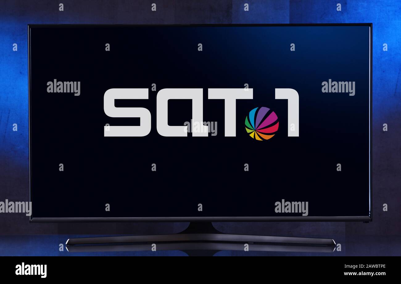 Poznan, POL - 04. FEBRUAR 2020: Flachbildfernseher mit Logo von Sat.1 ...