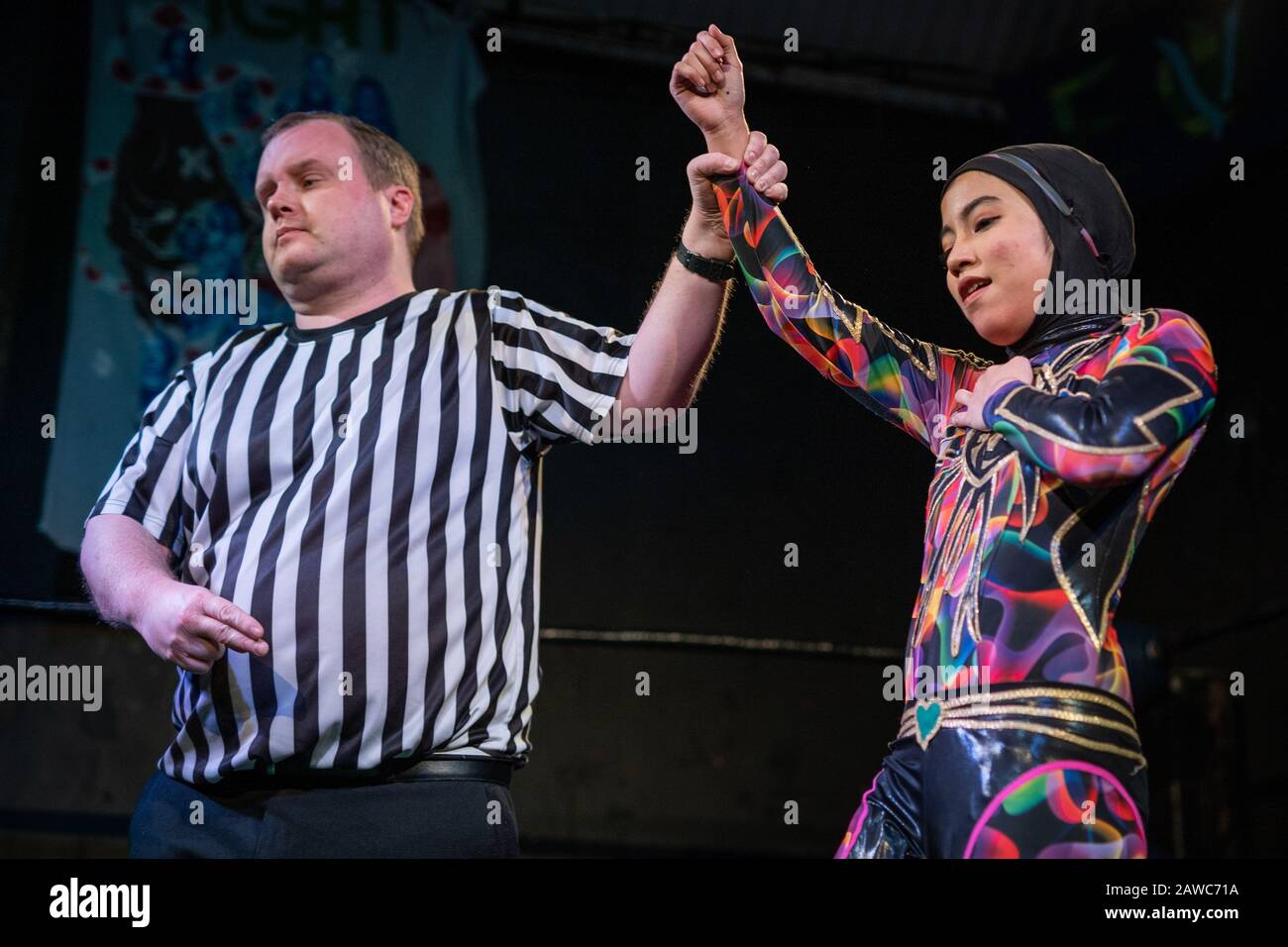 Hijab tragen pro wrestler -Fotos und -Bildmaterial in hoher Auflösung ...