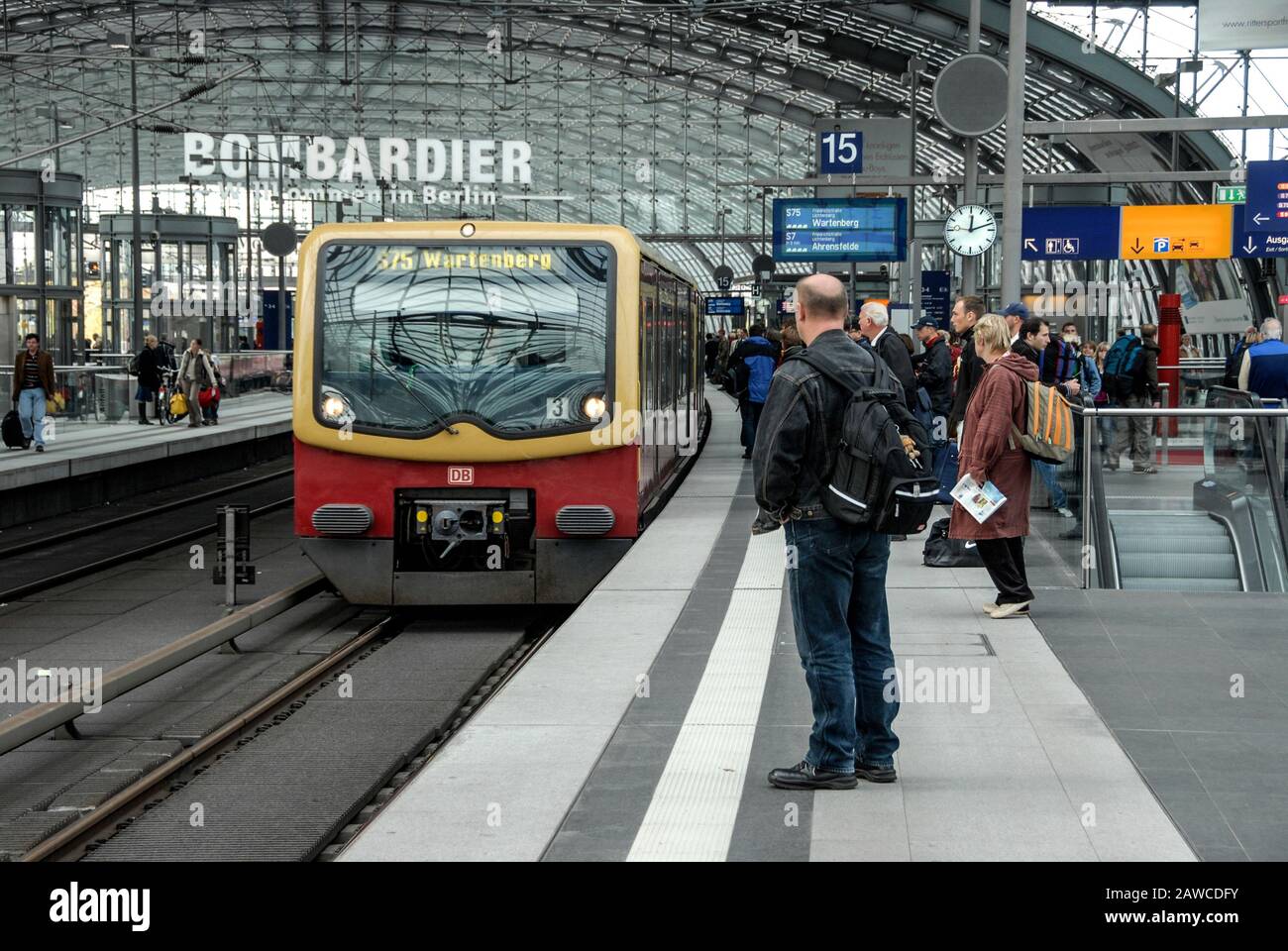 Die Fahrgäste auf dem Bahnsteig, wenn ein Lokalzug am Berliner Hauptbahnhof ankommt, ist der ...