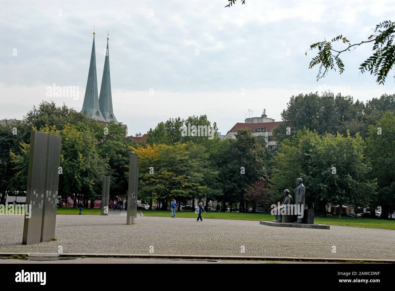Das Marx-Engels-Forum in einem Park im Zentrum von Berlin. Sie ist ...