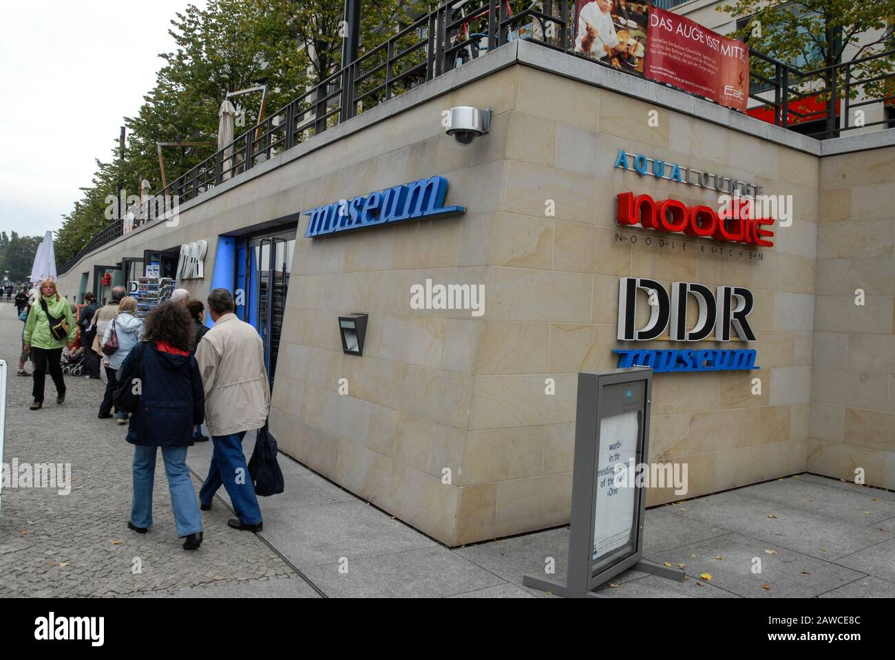 Das DDR-Museum im Zentrum von Berlin in Deutschland zeigt den Besuchern ...