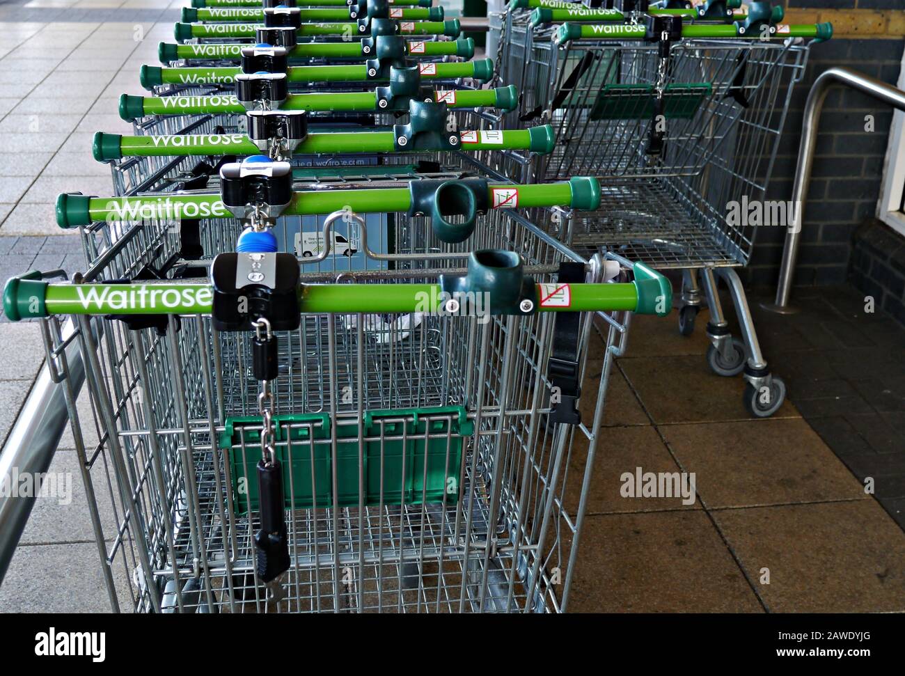 Waitrose einkaufstrolleys -Fotos und -Bildmaterial in hoher Auflösung ...
