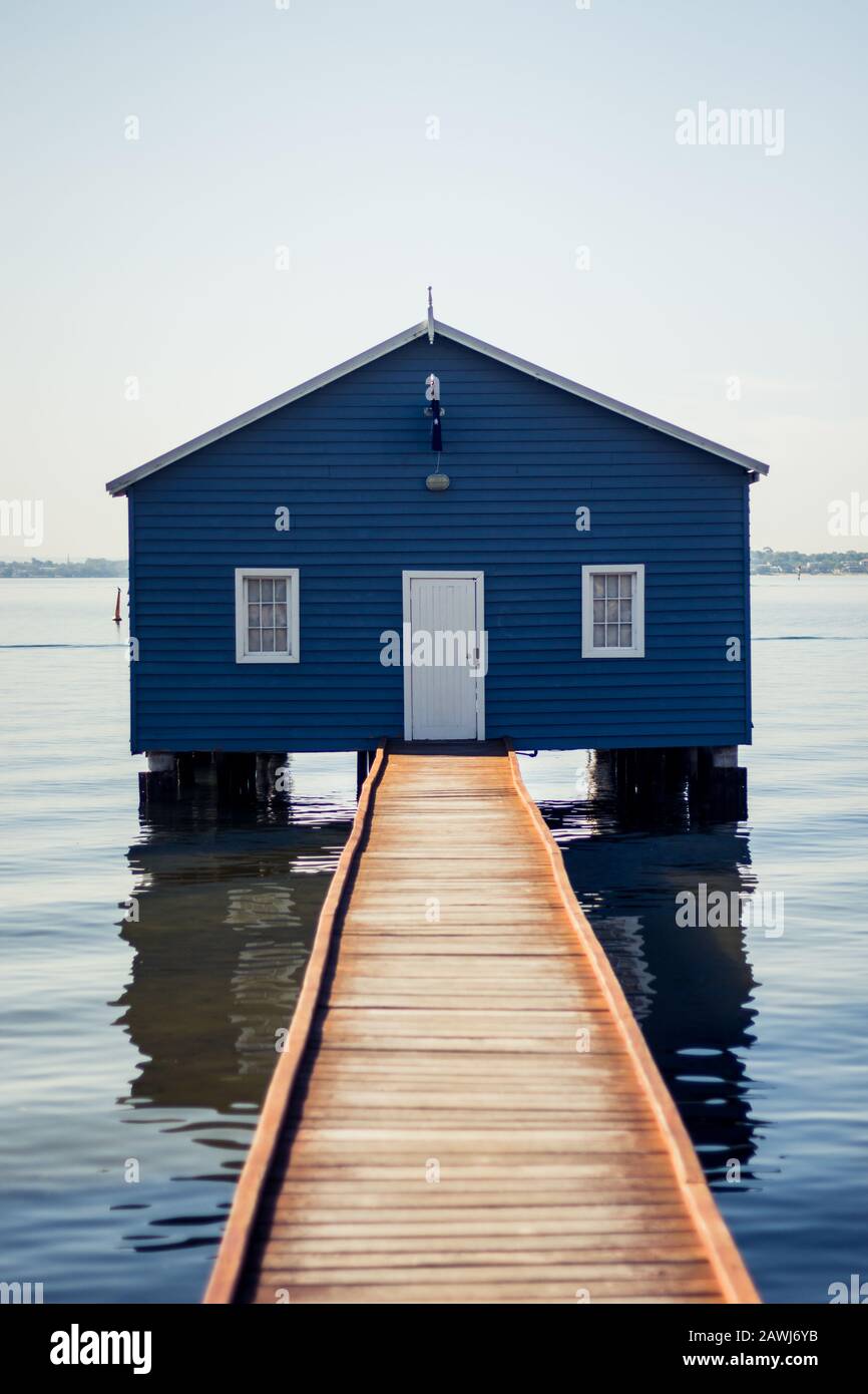 The blue house -Fotos und -Bildmaterial in hoher Auflösung – Alamy